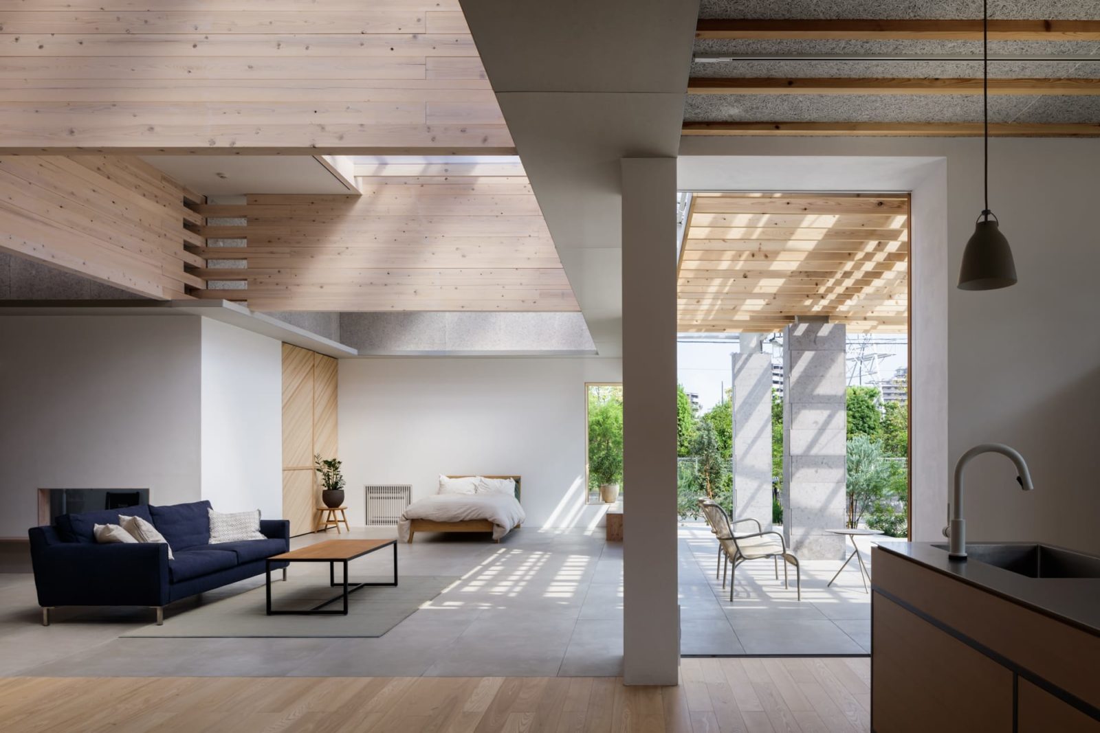 Photo Studio with 120mm square timber - TECTURE MAG（テクチャーマガジン） | 空間デザイン・建築メディア